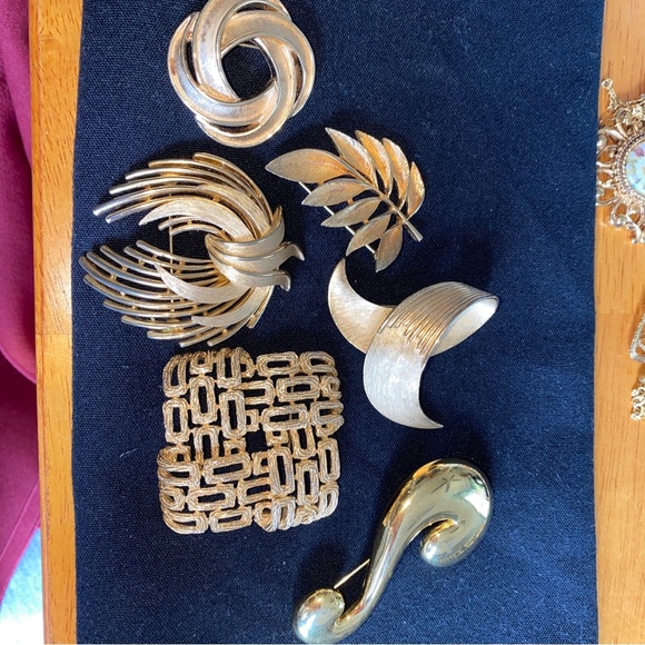 Trifari | Jewelry | Trifari Crown Brioche Pins Vintage Gold Tone Mix 6 ...